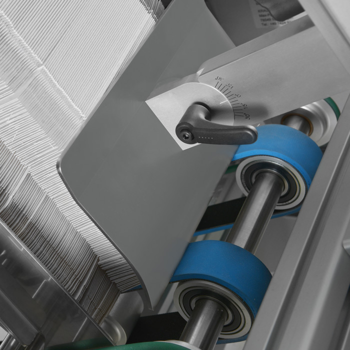 Labelling system feeder for label application on flat products packets ...